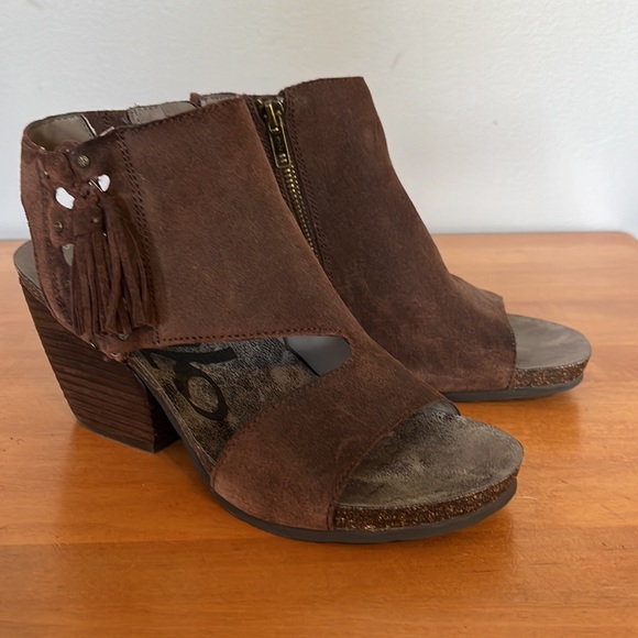 OTBT | Shoes | Otbt Brown Flower Child Sandals Size 75 | Poshmark
